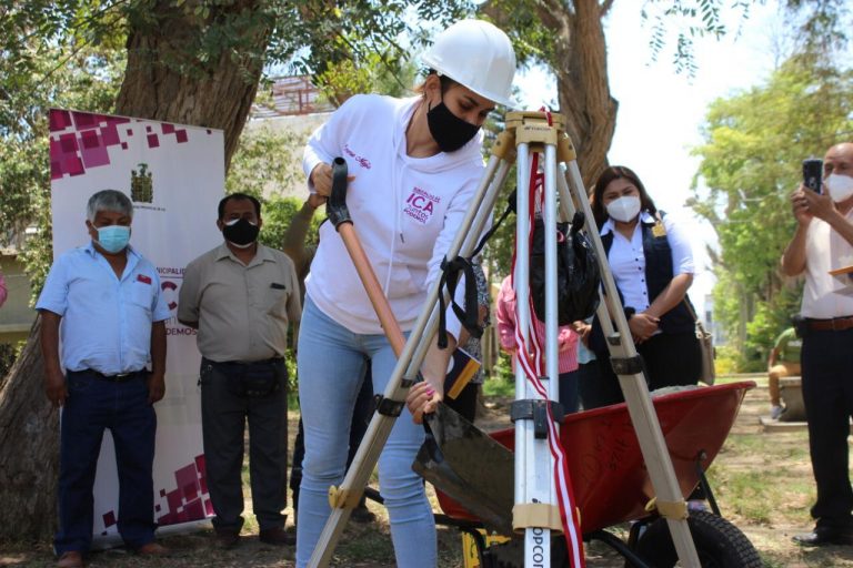 Alcaldesa de Ica Emma Mejía coloca la primera piedra de la obra Parque ...