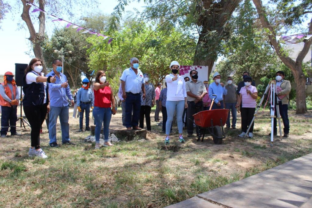 Alcaldesa de Ica Emma Mejía coloca la primera piedra de la obra Parque ...