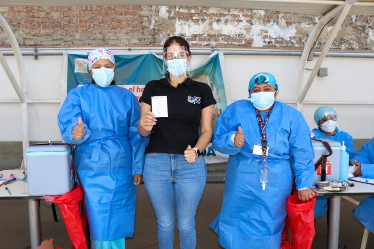 Alcaldesa de Ica Emma Mejía recibe su primera dosis «hay que cuidarnos ...