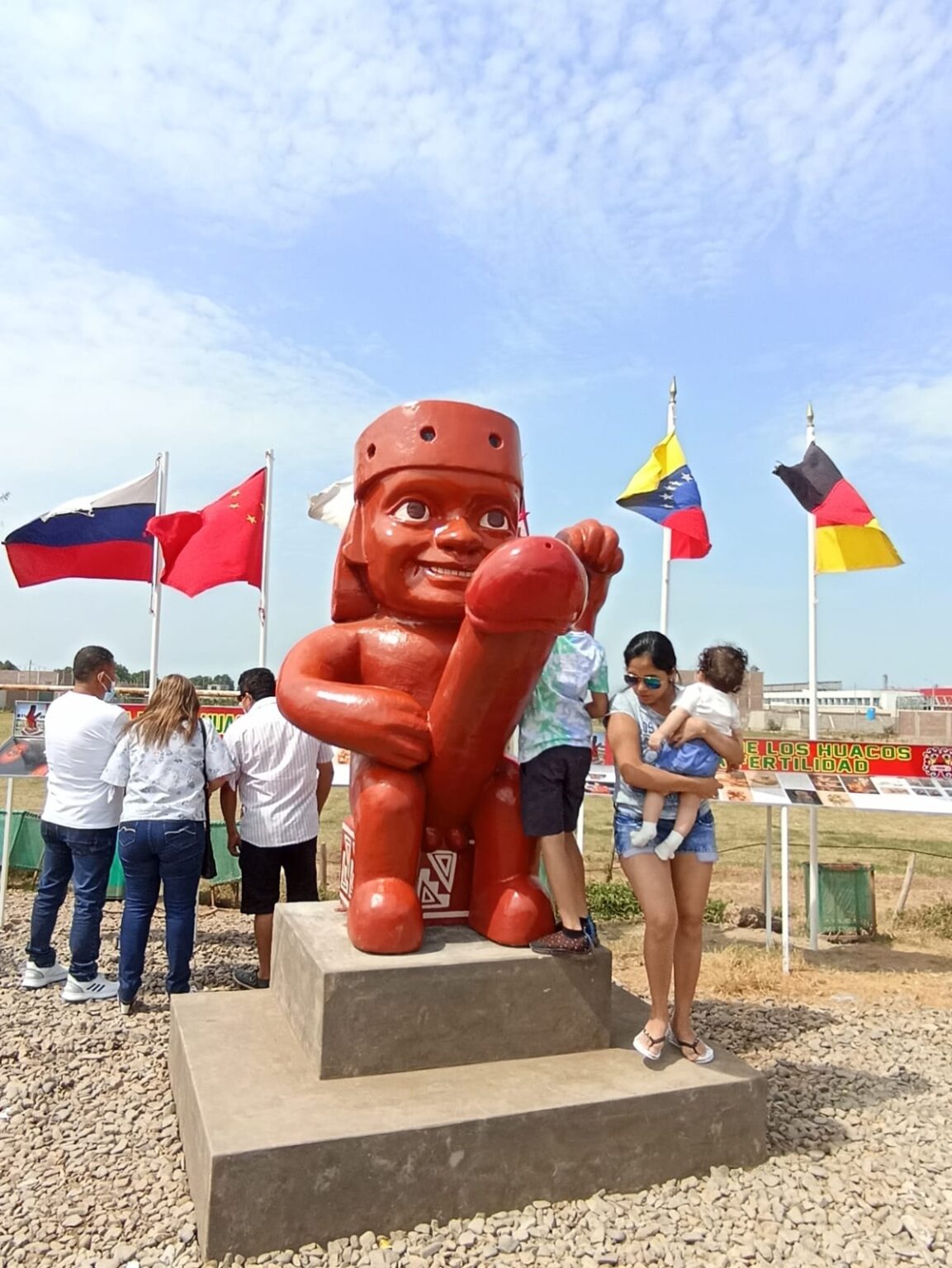Alcalde de Moche repone monumento, ahora un huaco erótico adulto y una ...
