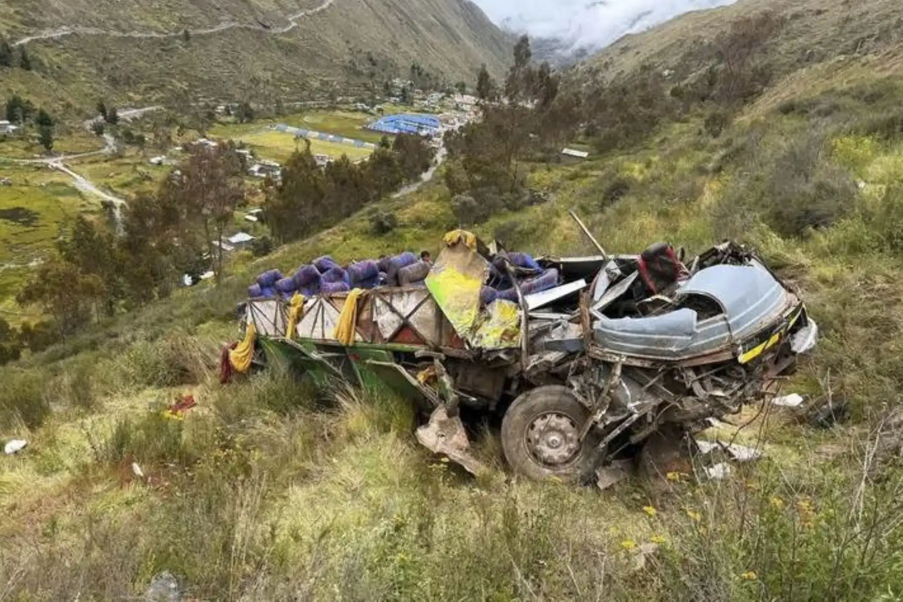 Puno: Accidente de bus en Patambuco deja 4 muertos y 23 heridos tras ...